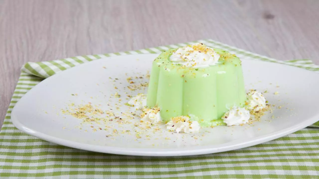 Biancomangiare with pistachio | I-dessert entsha futhi engenakuvinjelwa