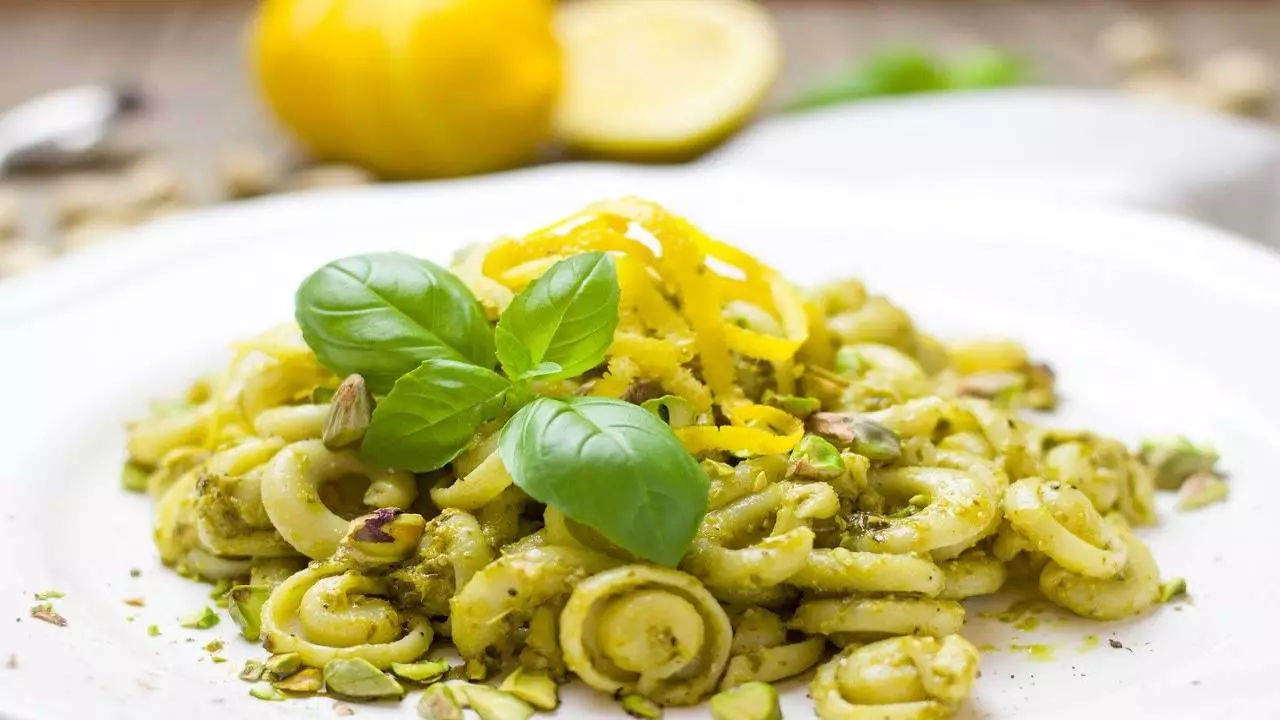 Pasta nga adunay pistachio ug basil pesto | Usa ka pinggan nga adunay malumo nga baho