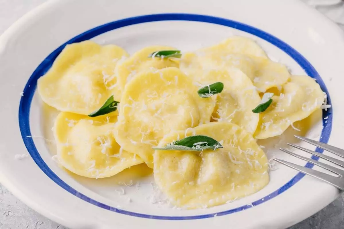 Përgatitja e përbërësve të recetës së Tortelli del sacerdote