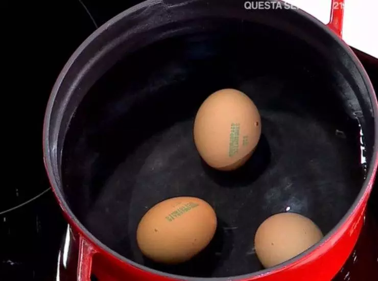 写真はいつも正午です。シェフのアントニオ・パオリーノが完璧に調理した固ゆで卵