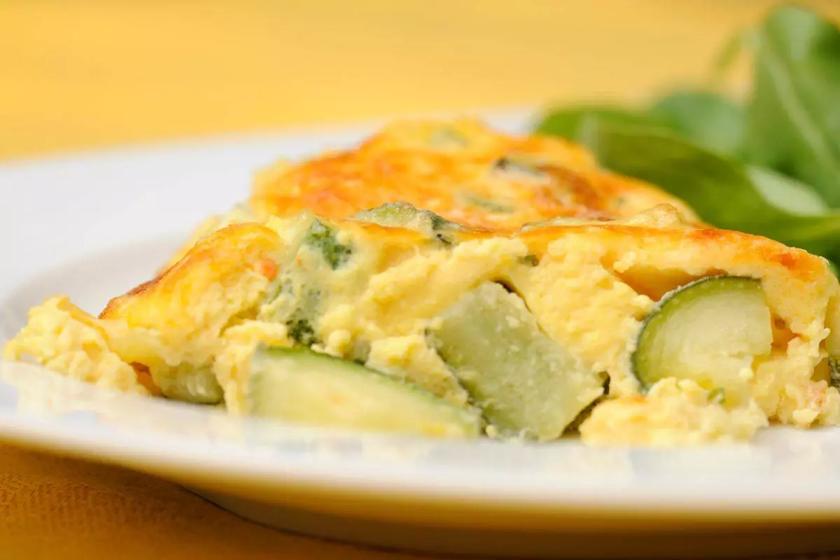 I-Omelette yeqanda elimhlophe, iitapile kunye neZucchini: isidlo esilula kwaye esihlwabusayo