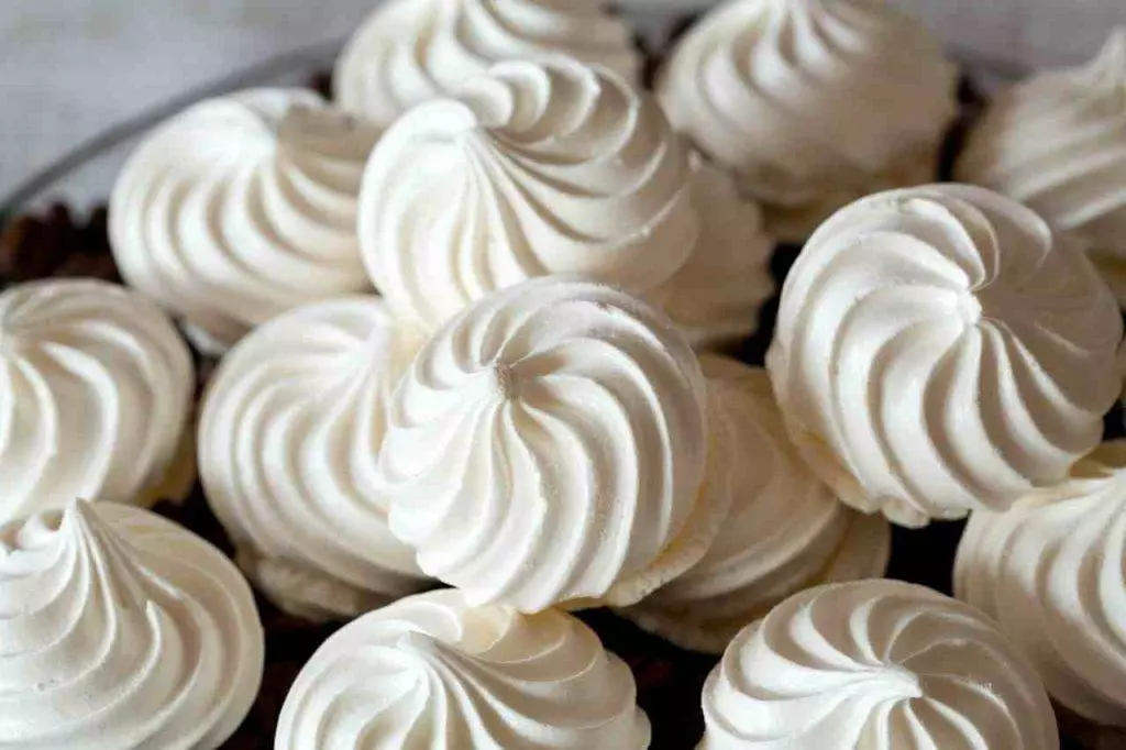 कस्टर्ड सह Meringue केक | प्रत्येक प्रसंगासाठी मिष्टान्न 4319_3