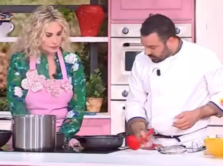 Buri gihe ni saa sita | Ibisubizo bya chef Fabio Potenzano | Amashaza shamrock hamwe na pecorino isosi