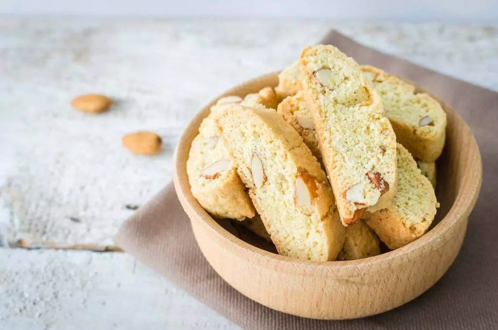 Cantuccini with almonds and lemon flavor