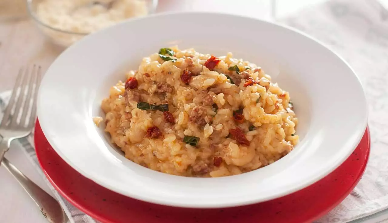 Risotto karo tomat pepe lan sosis | Delicious minangka sawetara