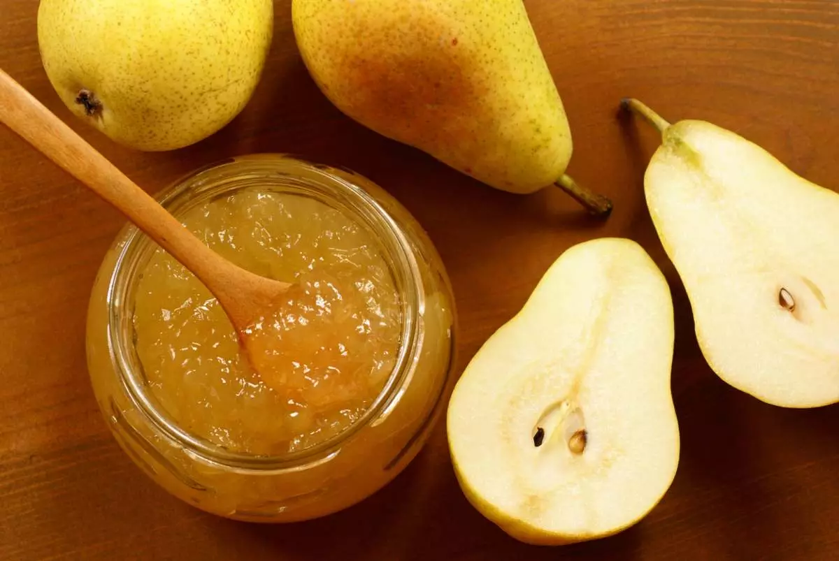 Ang homemade pear jam aron ipakaylap o pun-on ang mga dessert