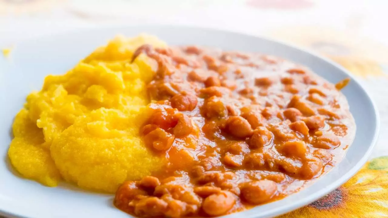 Polenta û fasûlî | ew xwarinek xweş in ku meriv bi germî tê kêf kirin