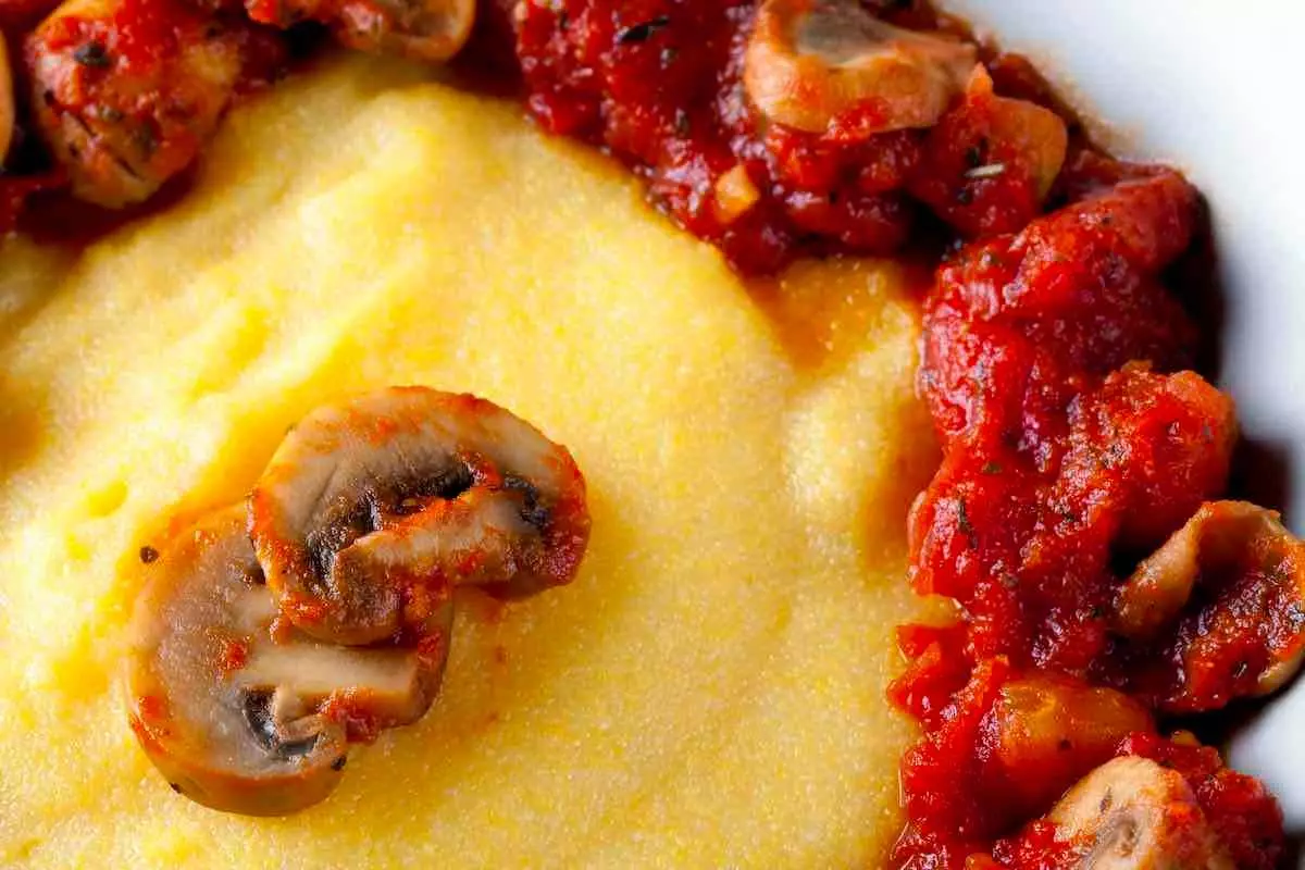 Preparación de la receta de polenta con salsa de hongos porcini