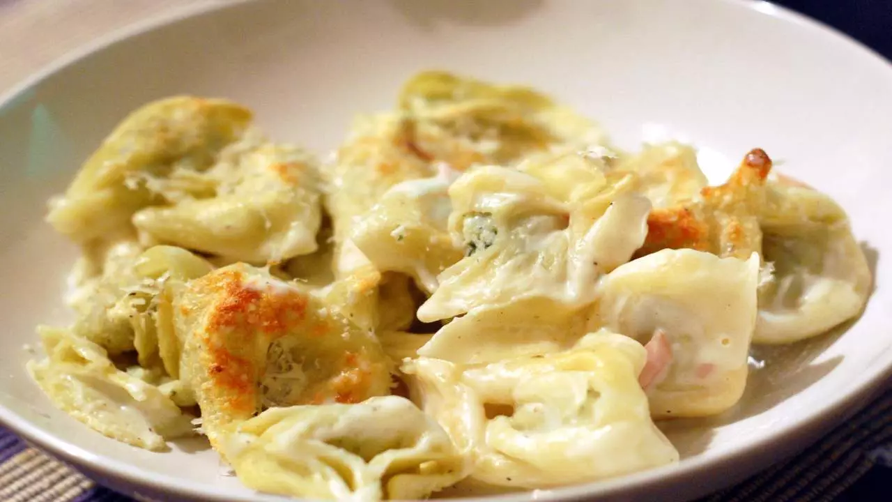 Tortellini au gratin bila bechamel | Kichocheo mbadala