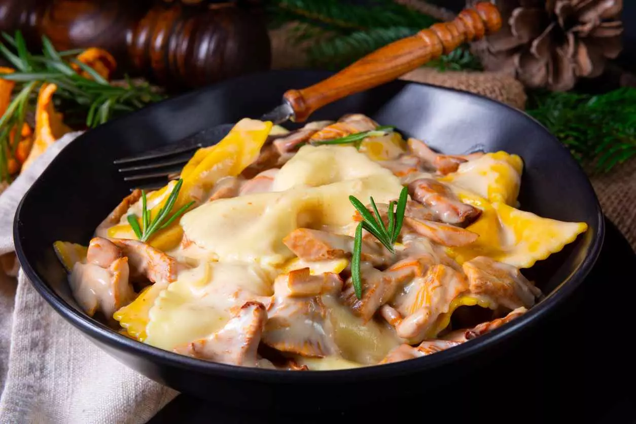 Farfalle fa'atasi ai ma kulimi Parmesan ma mushroom sauniuniga fua