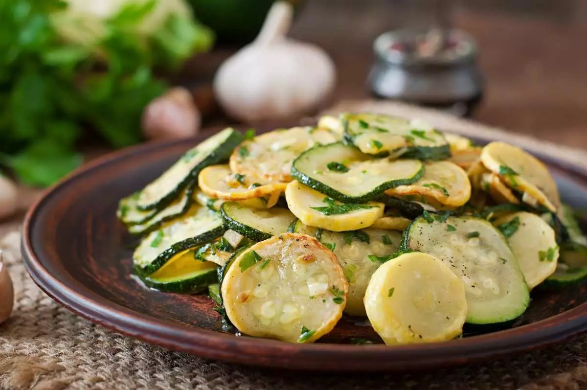 Awọn ilana pẹlu zucchini, ọpọlọpọ awọn iyatọ iyara fun awọn akojọ aṣayan rẹ