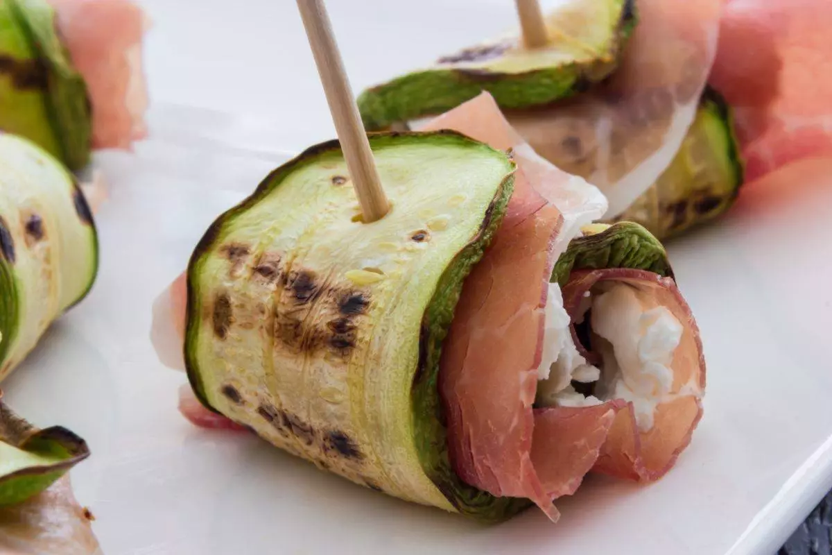 Простой и очень ароматный гарнир: подайте к столу кабачки с базиликом, два абсолютно совершенных вкуса вместе, которыми приятно наслаждаться в сочетании с мясом и рыбой.