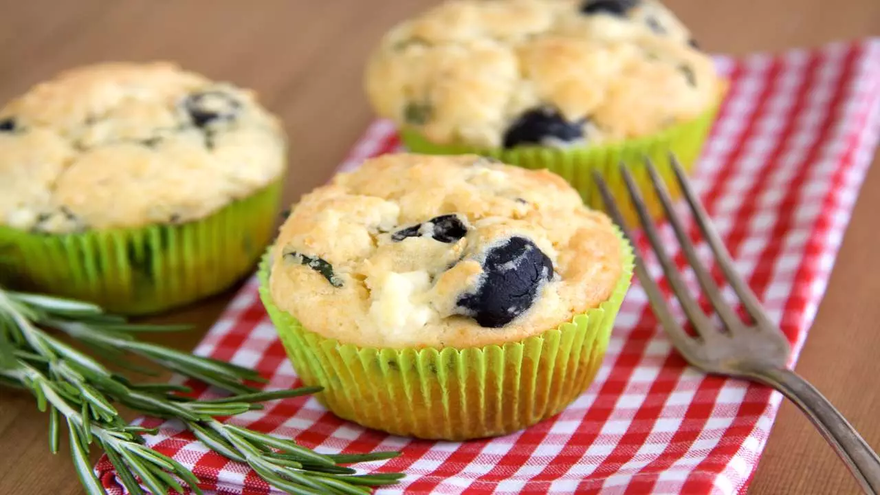 Filadelfiýa we zeýtun bilen muffin | Işdäaçar bolup hyzmat etmek üçin ajaýyp