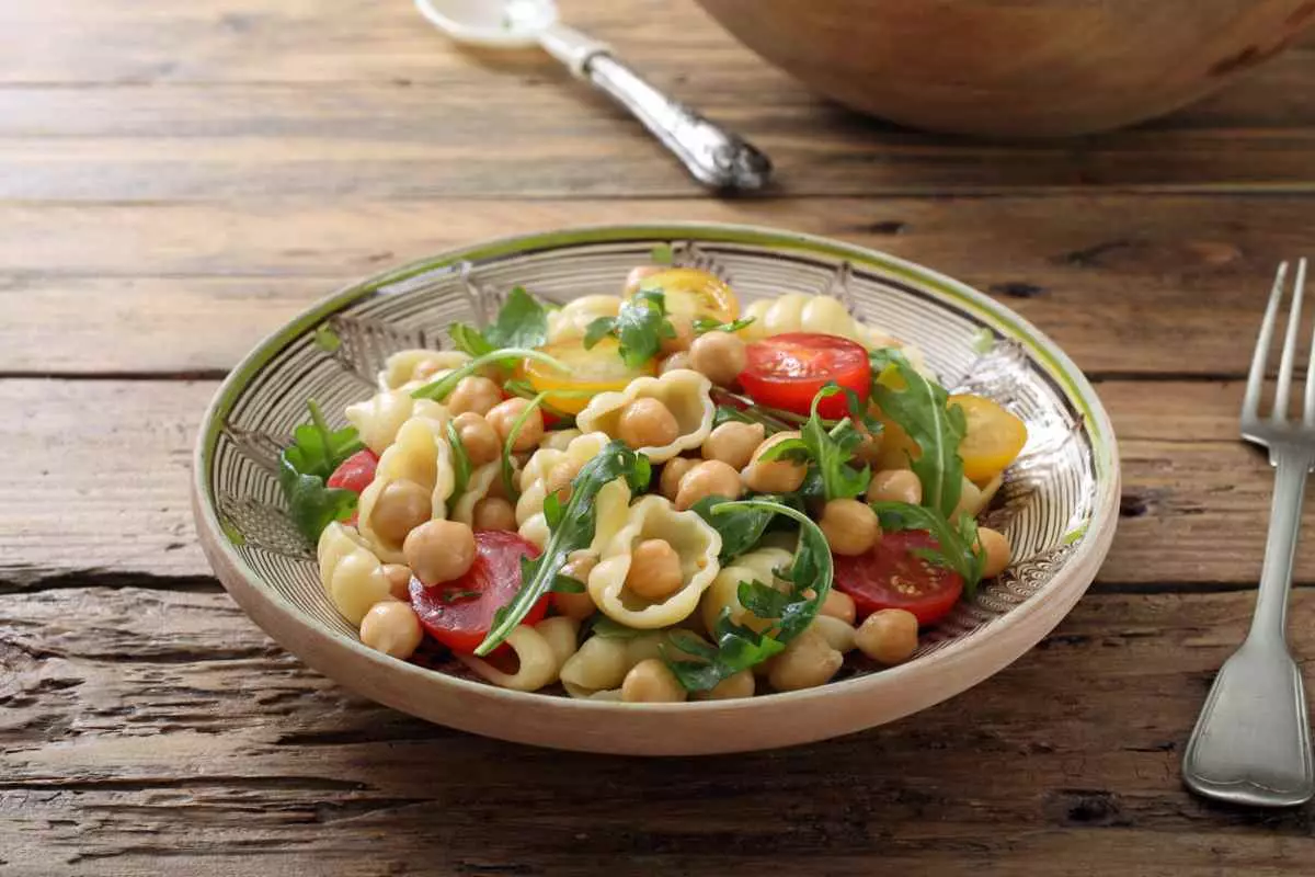 Pâtes d'été et pois chiches, un plat froid fantastique à manger en vacances