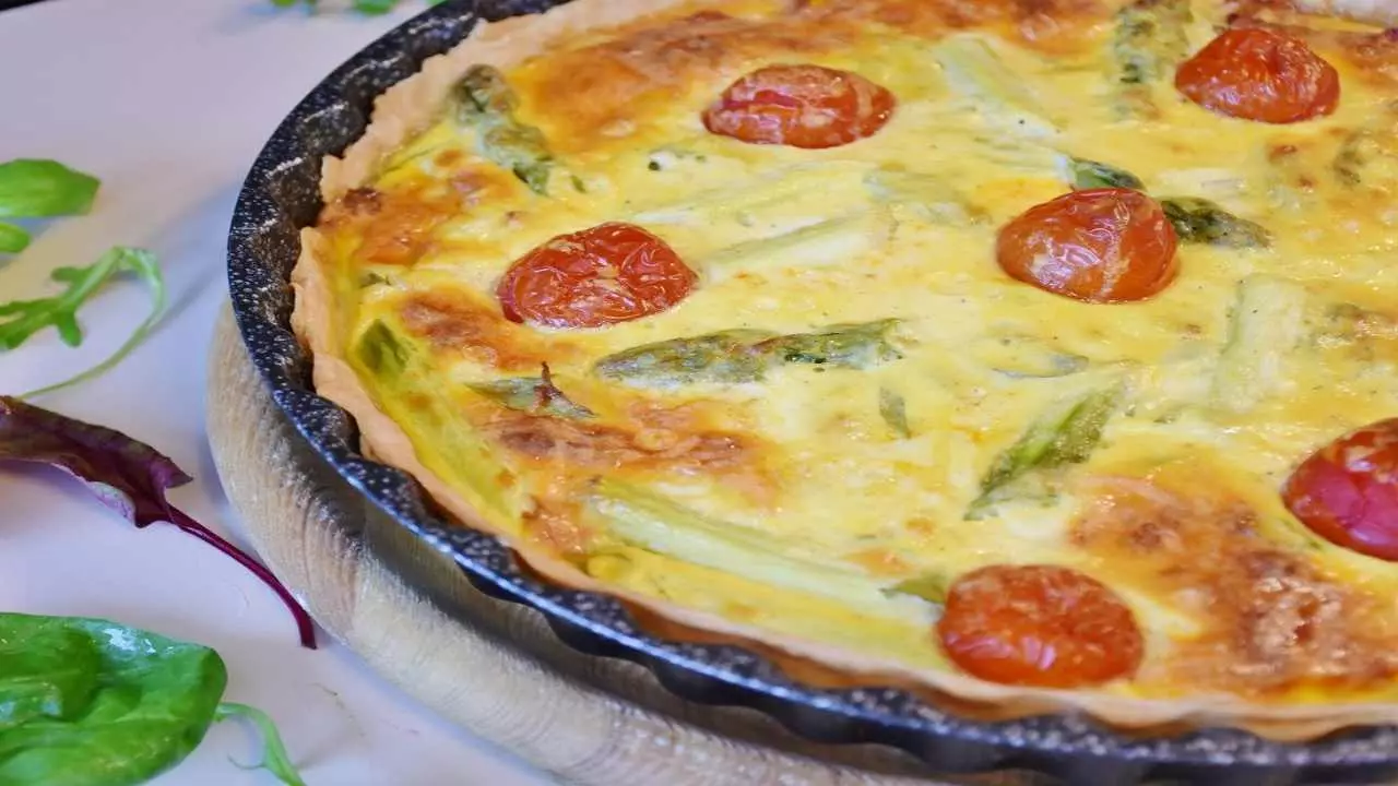 Weiche Tarte mit Tomaten und Spargel | reich an Gemüse und gesund