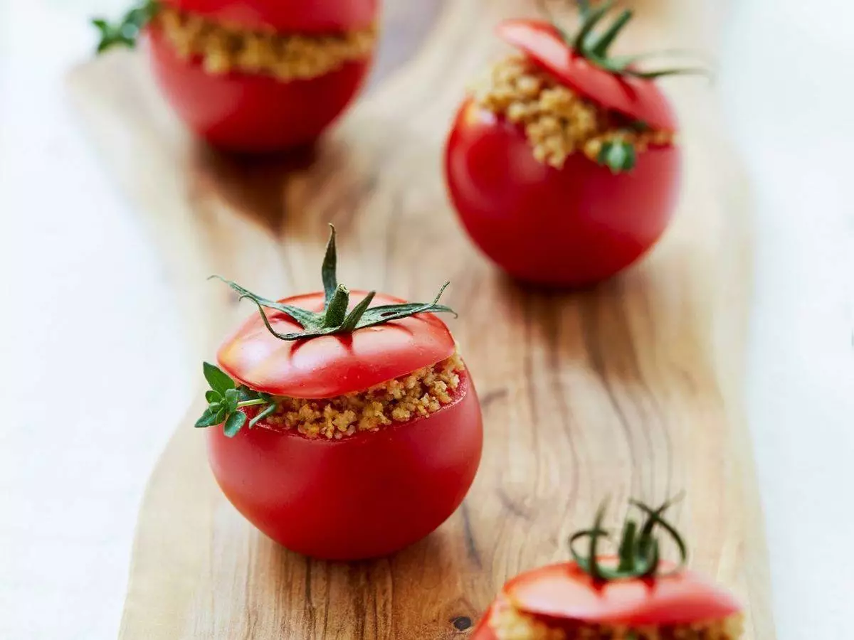 Tomates rellenos de panzanella: un aperitivo con mozzarella y anchoas