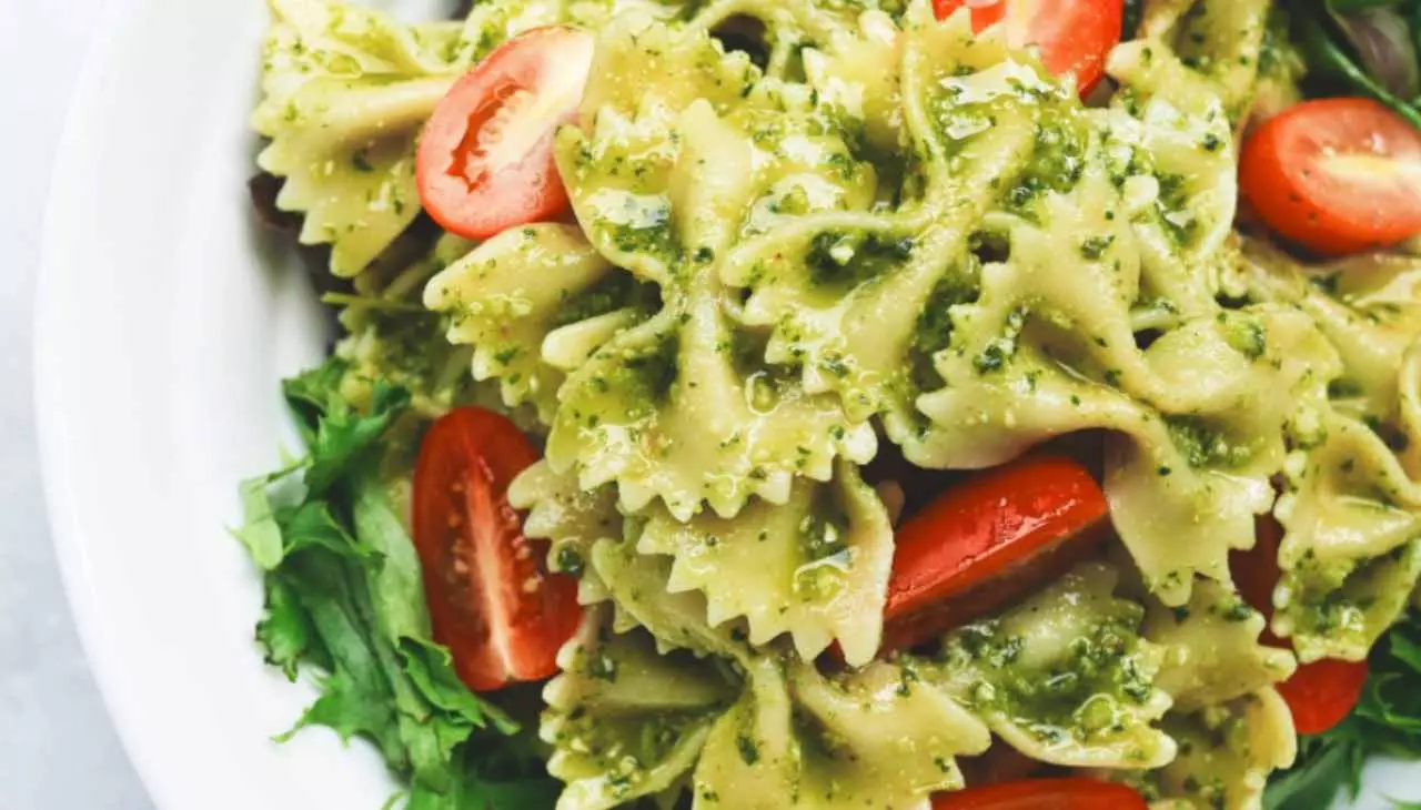 Għaġin kiesaħ bil-pesto tal-avokado | Riċetta rapida u fit-togħma