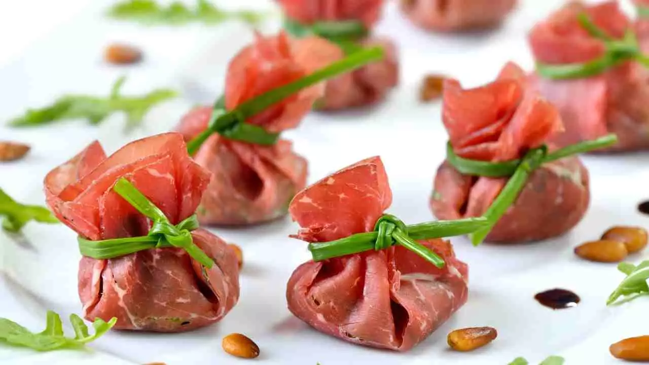 Għaġina Bresaola bl-irkotta u l-ġewż | Appetizer delizzjuż għall-Milied