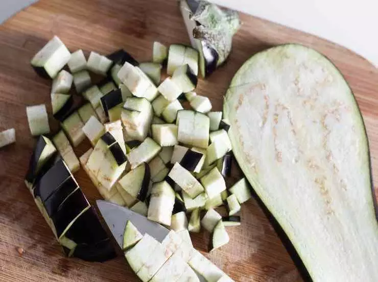 Pasta med hakkede oliven, aubergine og løk FOTO oppskriftstrykk