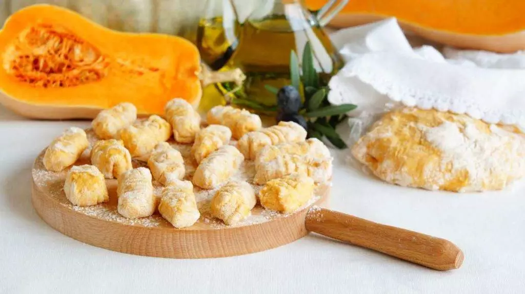 Pumpkin gnocchi nga adunay mga walnuts ug gorgonzola | nga adunay kusog nga lami 4659_2