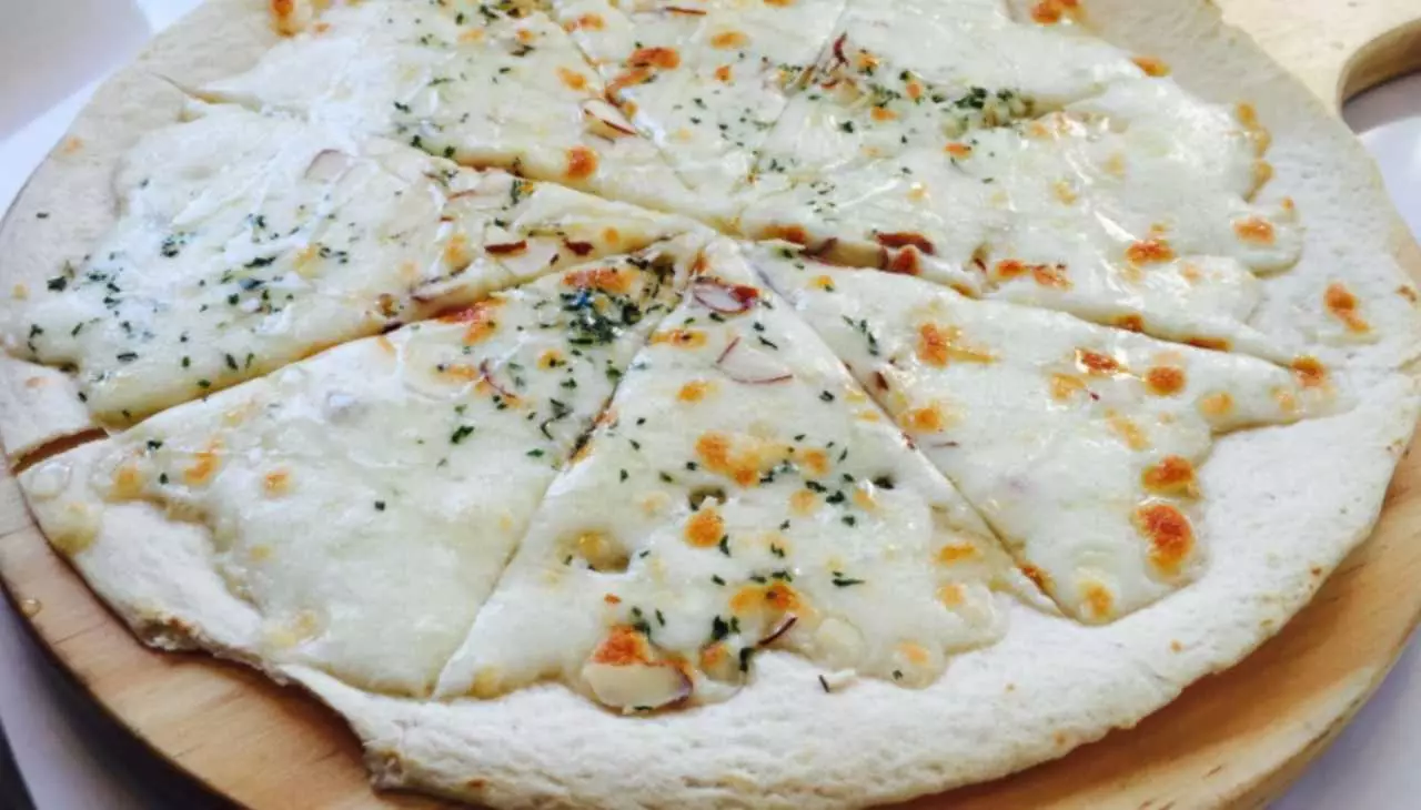 Gorgonzola pizza l Tantalizing tanpa tomat