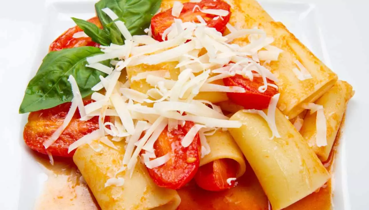 Paccheri na confit tomato | A nri nke nwere ụtọ ụlọ