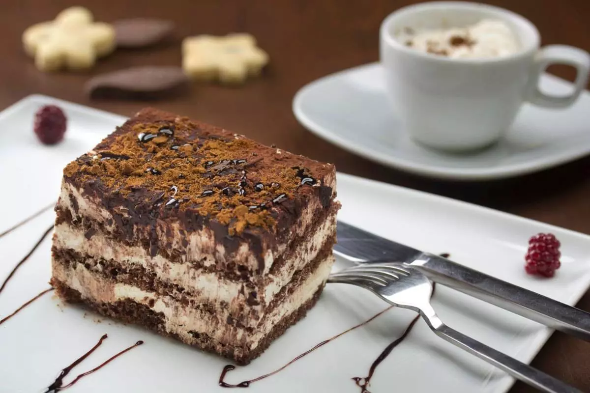 Tiramisu nga adunay ricotta usa ka kutsara nga dessert nga matagamtaman kauban