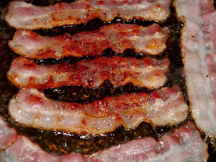 ແກງຫມາກແຜັດກັບ bacon crispy ພິມສູດ