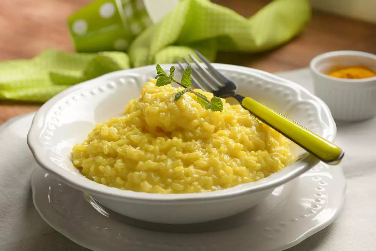 Saffron en gorgonzola risotto: in ferfine, mar lekker earste kursus