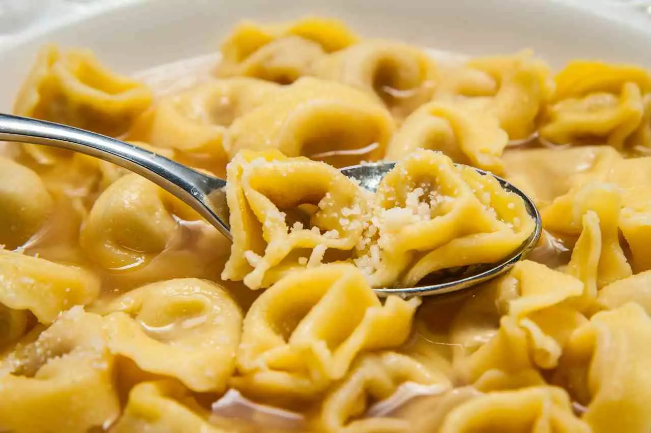 Tortellini Bolognesi | awọn ṣẹṣẹ ohunelo fun awọn oto ati atilẹba