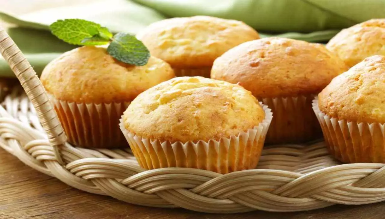 Iimuffins zericotta ezityiwayo ezineasparagus kunye neminti | Umhle kwaye ulungile