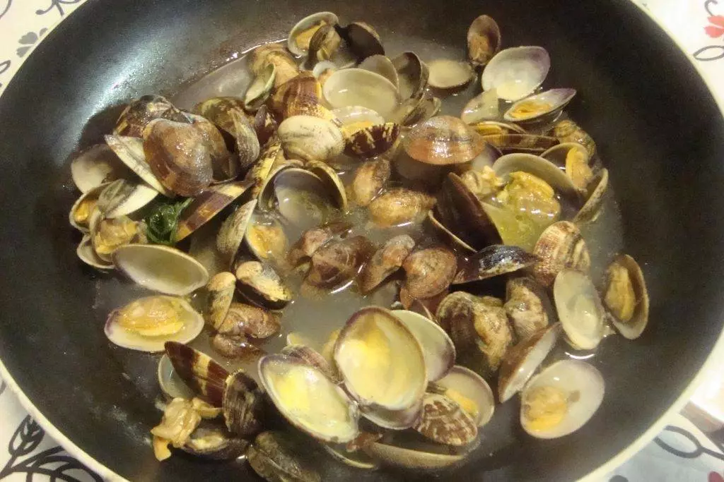 Calamarata na datterini na clams pesto: dị mfe ma na-atọ ụtọ 4831_7