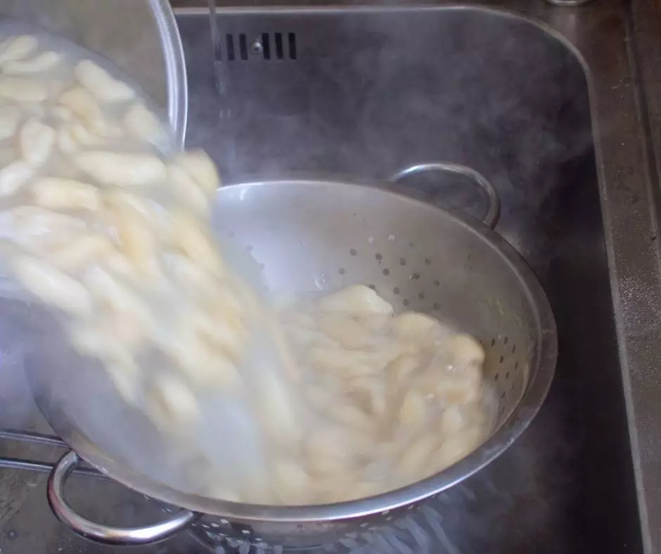 Preparación de la receta de ñoquis de garbanzos con mantequilla y salvia 4851_4