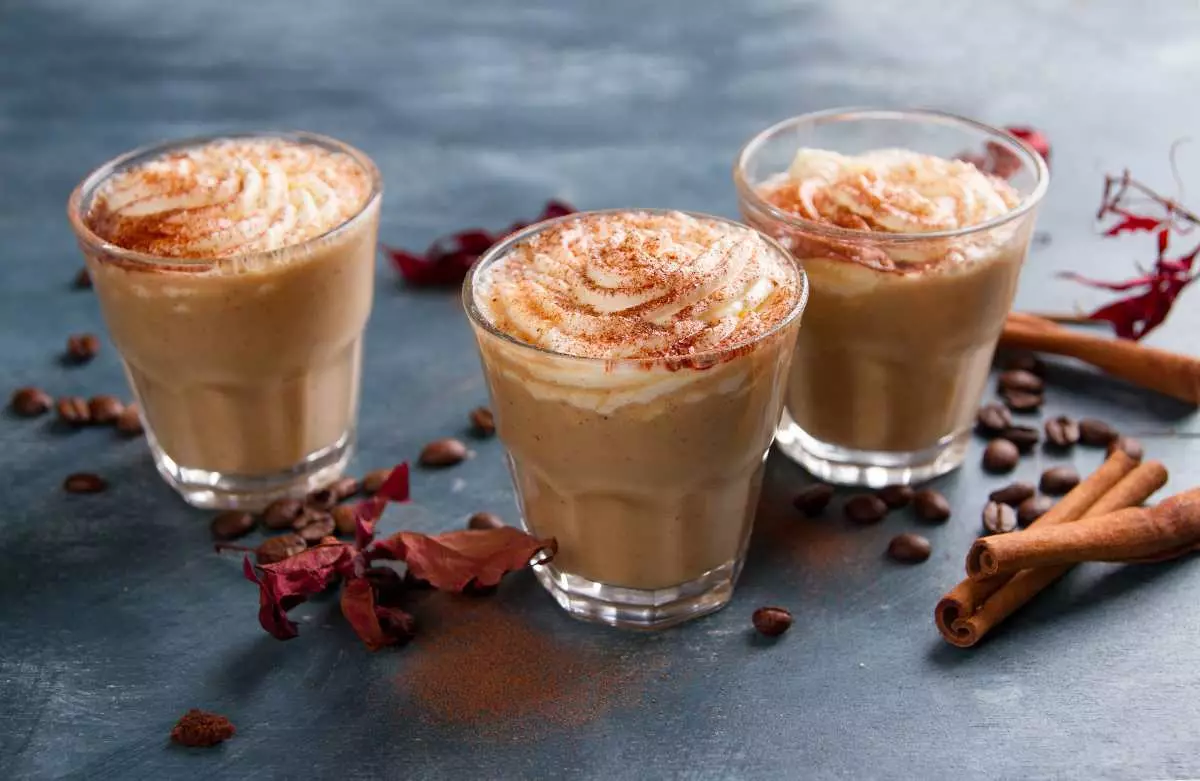 Mousse au café avec de l'eau, un dessert léger et délicieux.