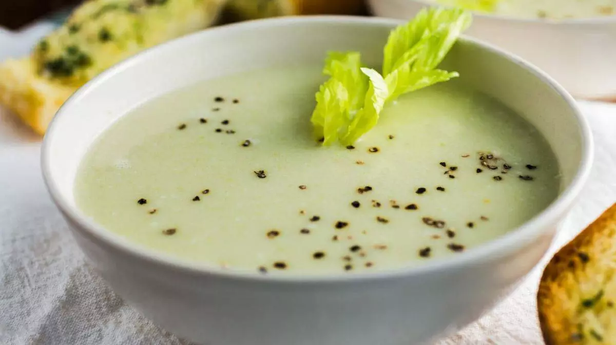 Fluweelzachte Groene Selderij, lichtheid en delicatesse op tafel.