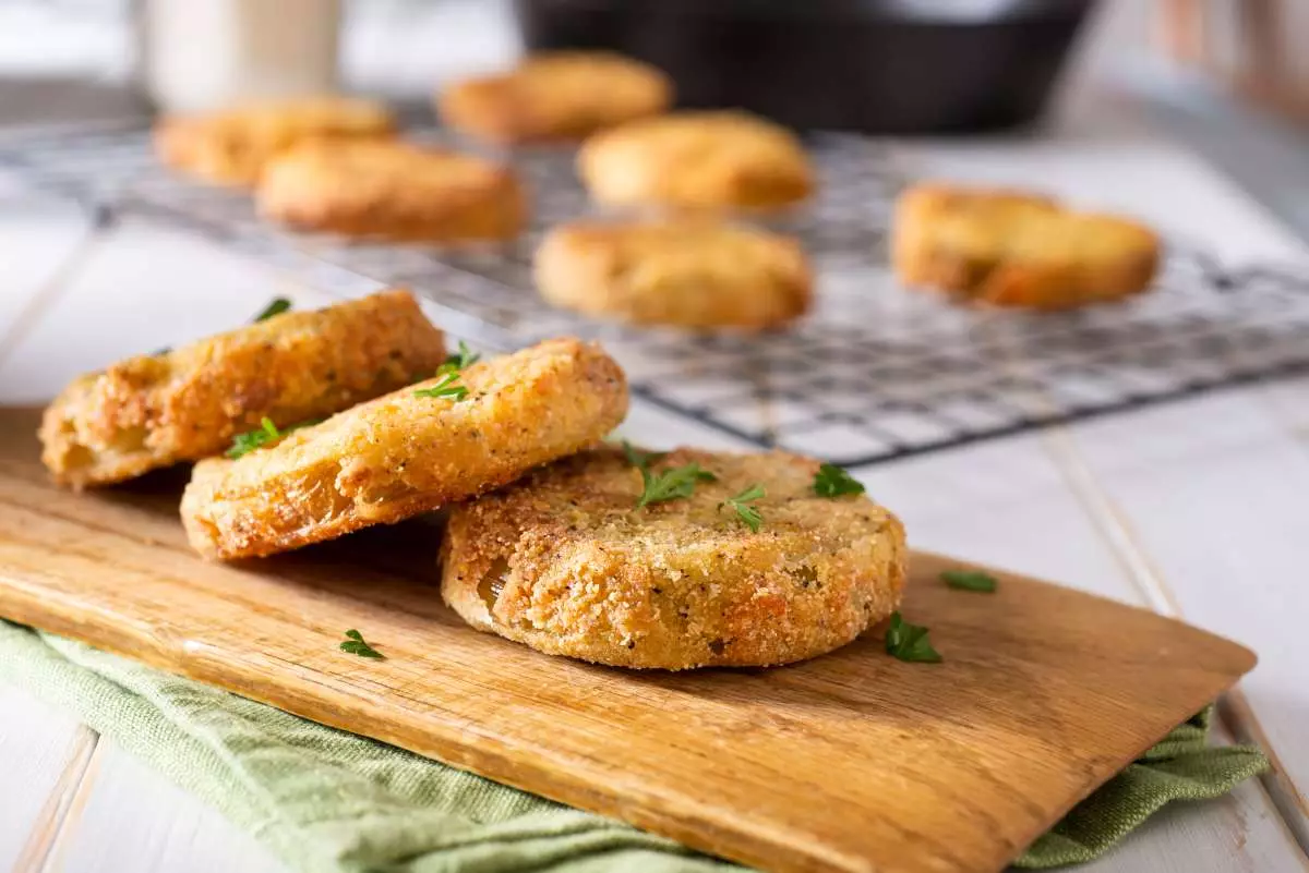 Fried green nga kamatis, sayon nga resipe sa lami ug crunchiness