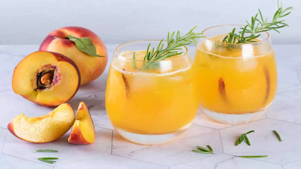 Koktail peach lan rosemary non-alkohol