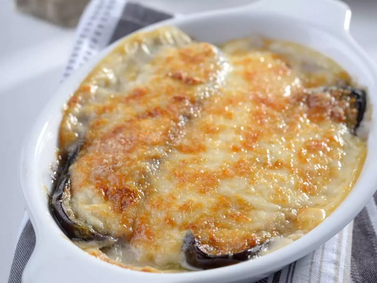 White eggplant parmigiana: pinayaman ng creamy béchamel sauce