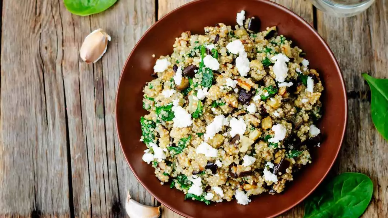 Quinoa con berenjena y espinacas