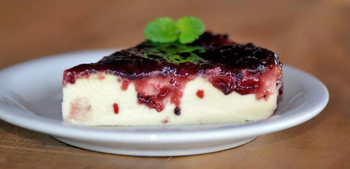 Bolo de iogur grego con marmelada de framboesa, fresco e cremoso