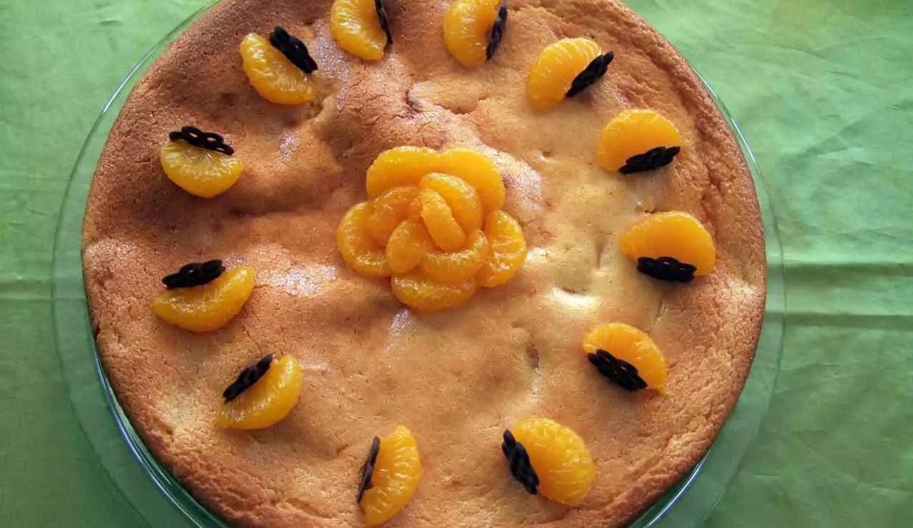 Miękkie ciasto z mandarynkami i nadrukiem przepisu na mascarpone
