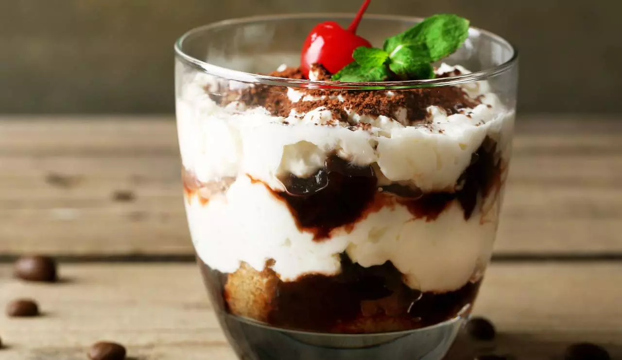 Tiramisu nga adunay sour cherries | Lami ug presko, andam sa 10 minutos