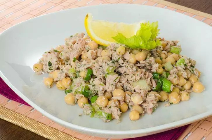 Salada de grão de bico e atum