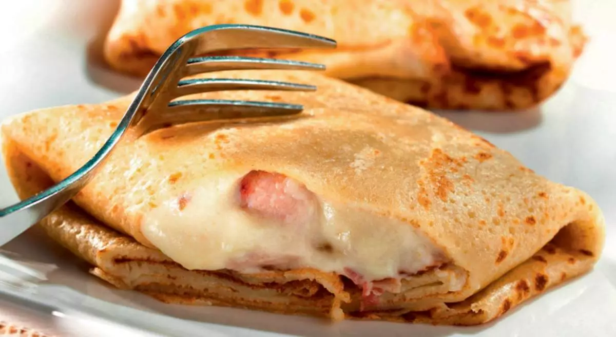 Crêpes gekachten Ham a Béchamel, fir eng éischt anescht wéi déi üblech