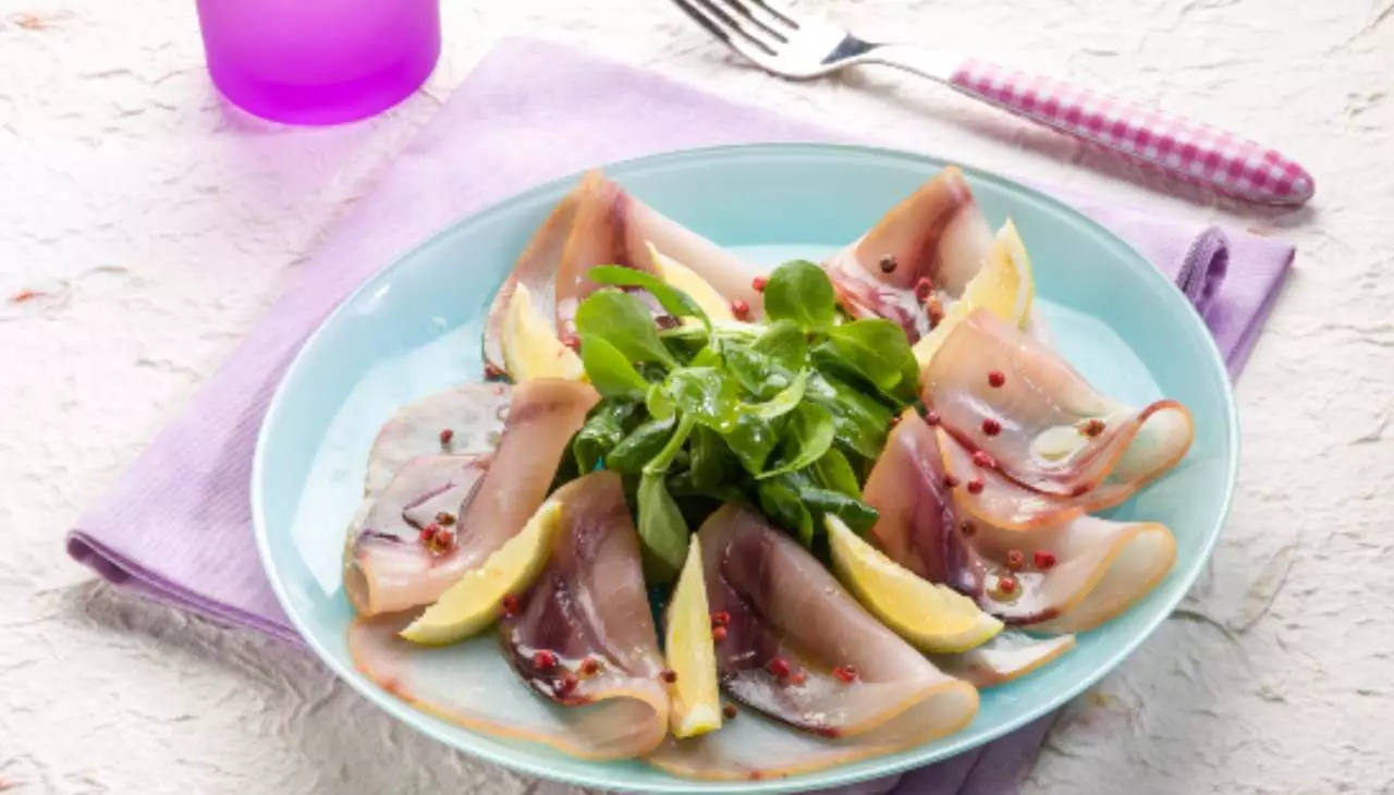 Swordfish carpaccio nwere ose akwụkwọ ndụ akwụkwọ ndụ na ose pink l mara mma ma na-akpọ òkù