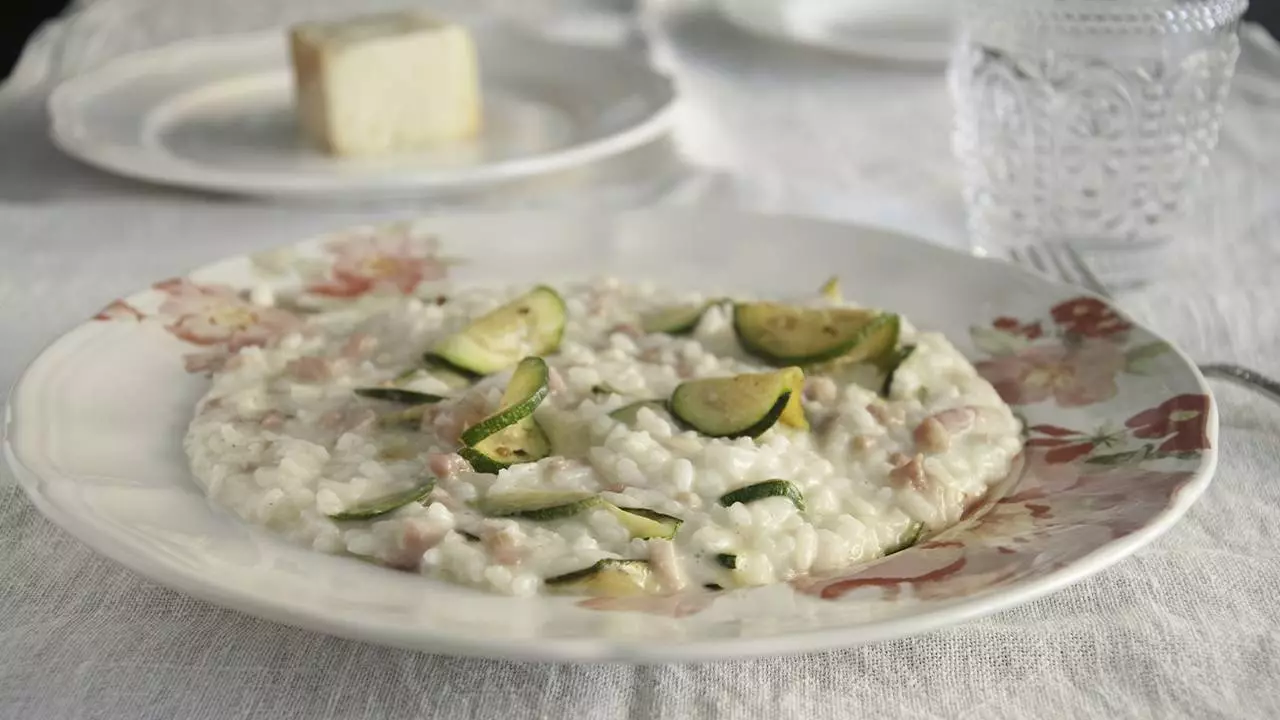 risotto ຄີມທີ່ມີ courgettes ແລະເນີຍແຂງທີ່ສາມາດແຜ່ໄດ້, ກຽມພ້ອມໃນຕາຕະລາງ