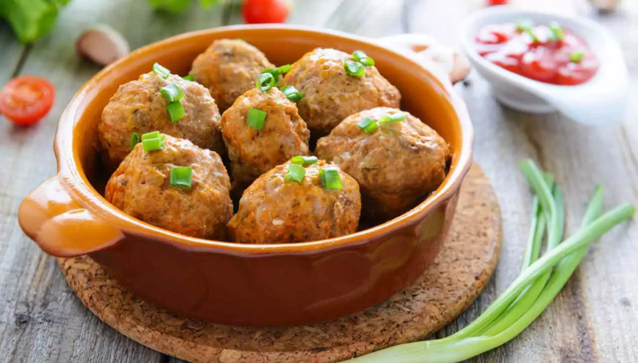 Boulettes d'agneau en vert | Plat appétissant mais recyclé