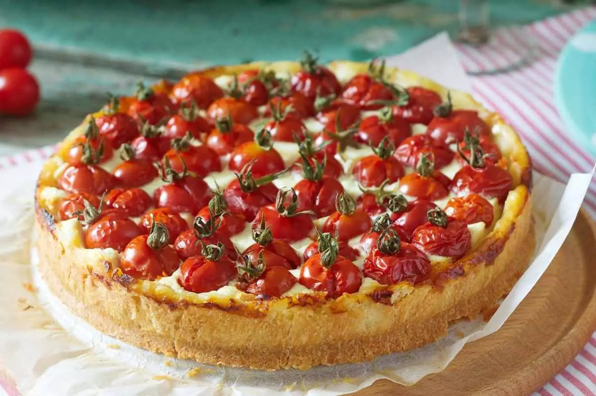 Tarte salée aux tomates et stracchino : une recette facile et rapide pour l'été