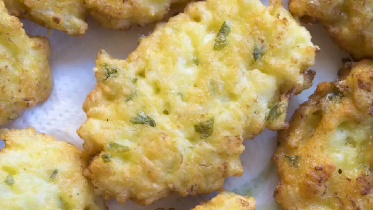 Fritters Zucchini, нарм ва лазиз барои ҳар як маврид