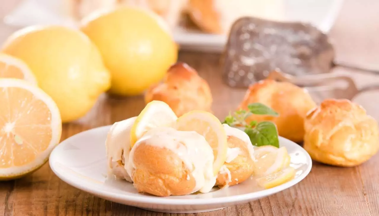 Profiteroles dengan lemon dan cokelat putih | Makanan lezat